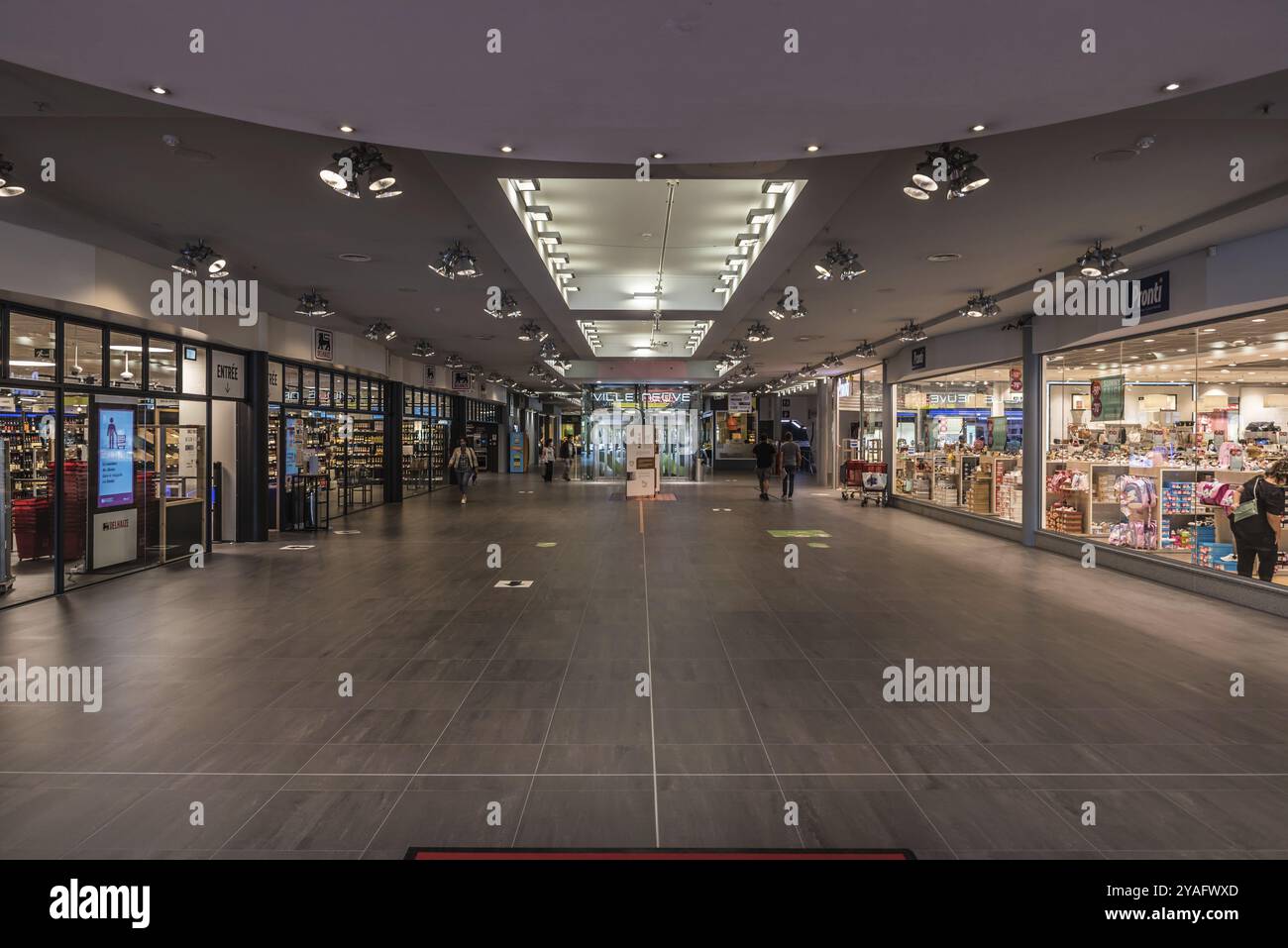 Aisle luxury department store hi-res stock photography and images - Alamy