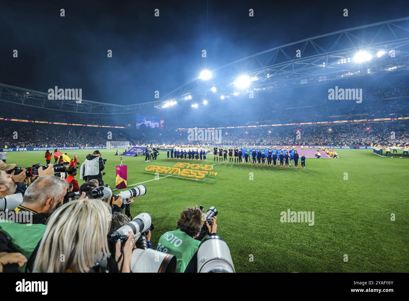 Female photographer in sports stadium uk hi-res stock photography and ...