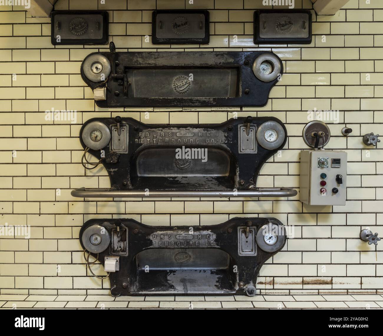Old fashioned baking oven hi-res stock photography and images - Alamy