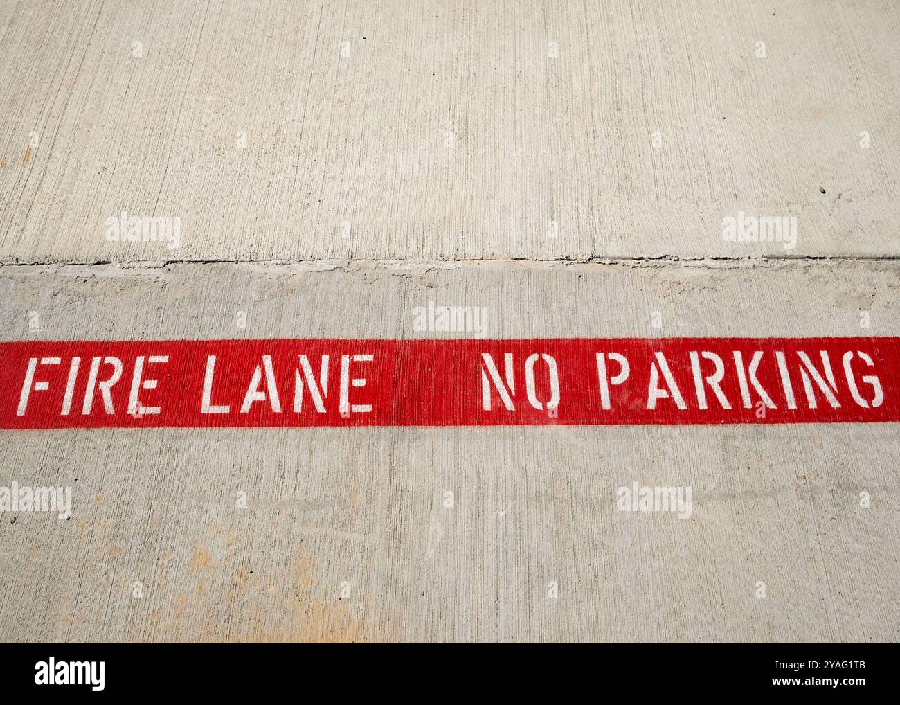 fire lane no parking sign Stock Photo - Alamy