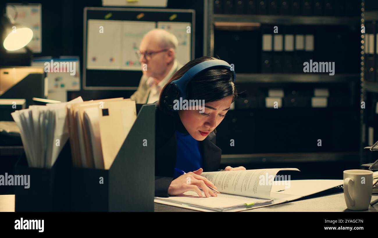 Federal investigator documenting references to forensic evidence ...