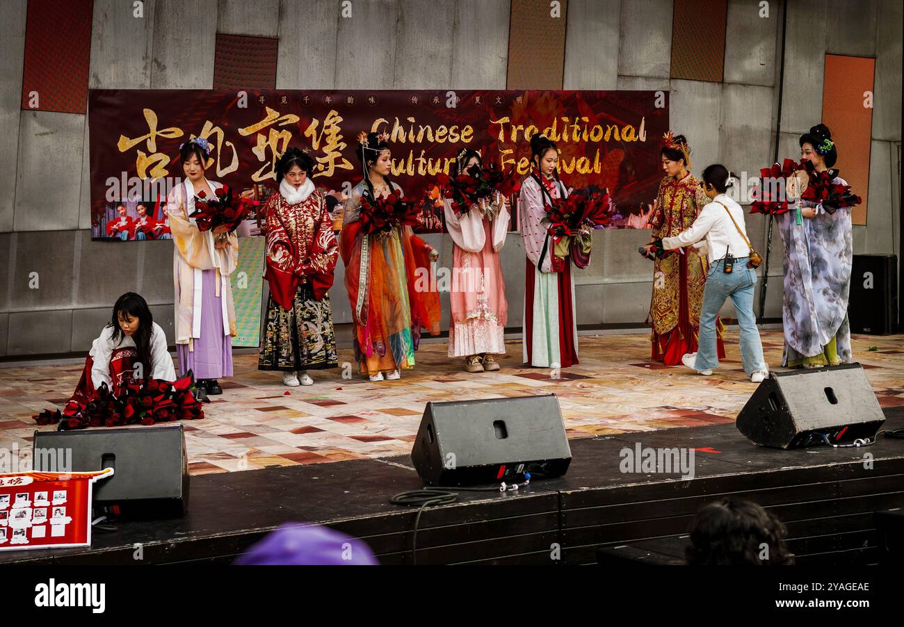 Beauty Pageants in Chinese Traditional Clothing during Chinese ...