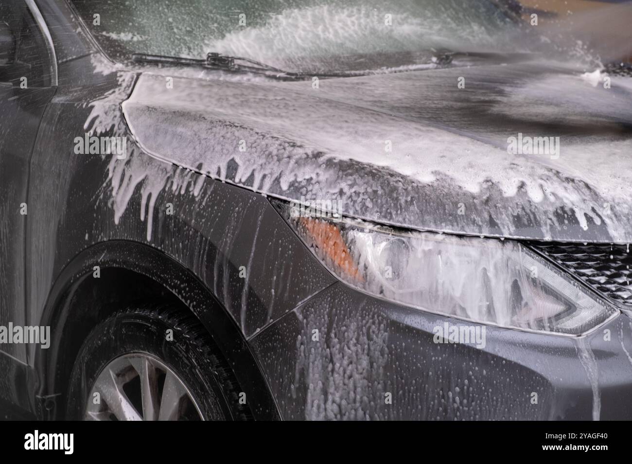 Suv being washed car hi-res stock photography and images - Alamy