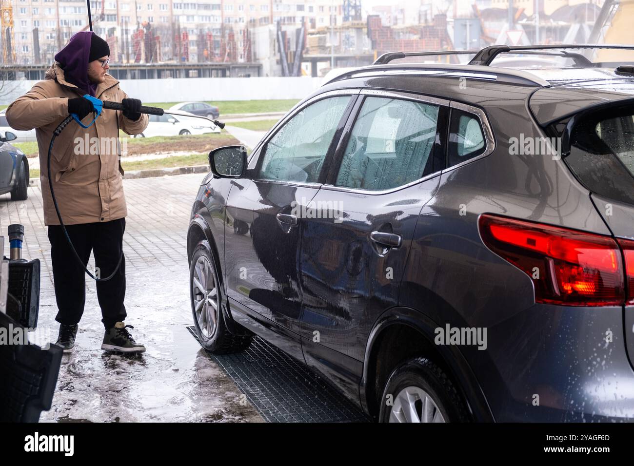 Suv being washed car hi-res stock photography and images - Alamy