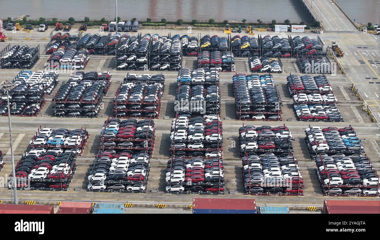 Aerial photo shows a batch of vehicles to be exported from Suzhou Port ...