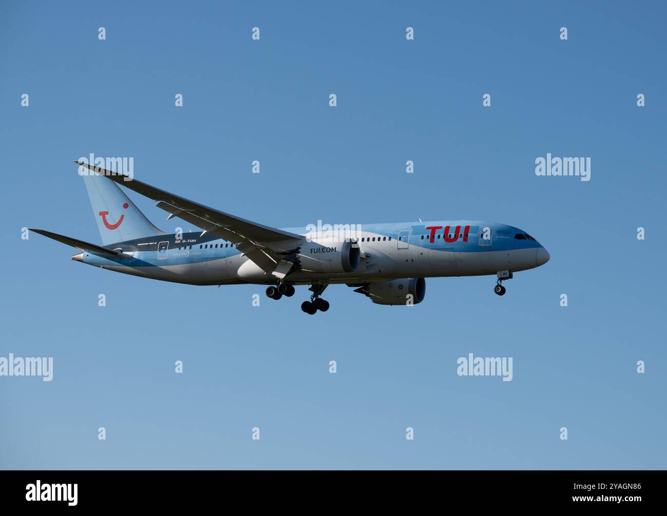 Tui Boeing 787-8 Dreamliner landing at Birmingham Airport, UK (G-TUIH ...