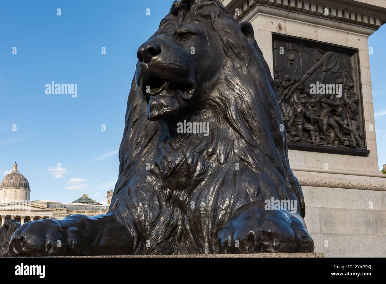 Stone lions bronze statue hi-res stock photography and images - Alamy