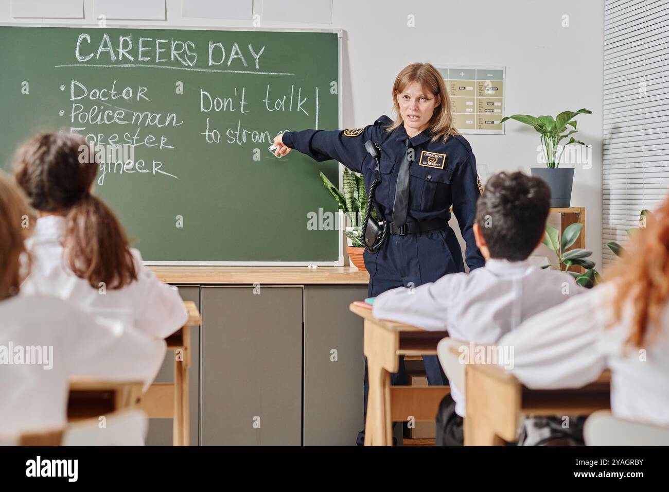 Police Officer Working With Kids At School Stock Photo - Alamy