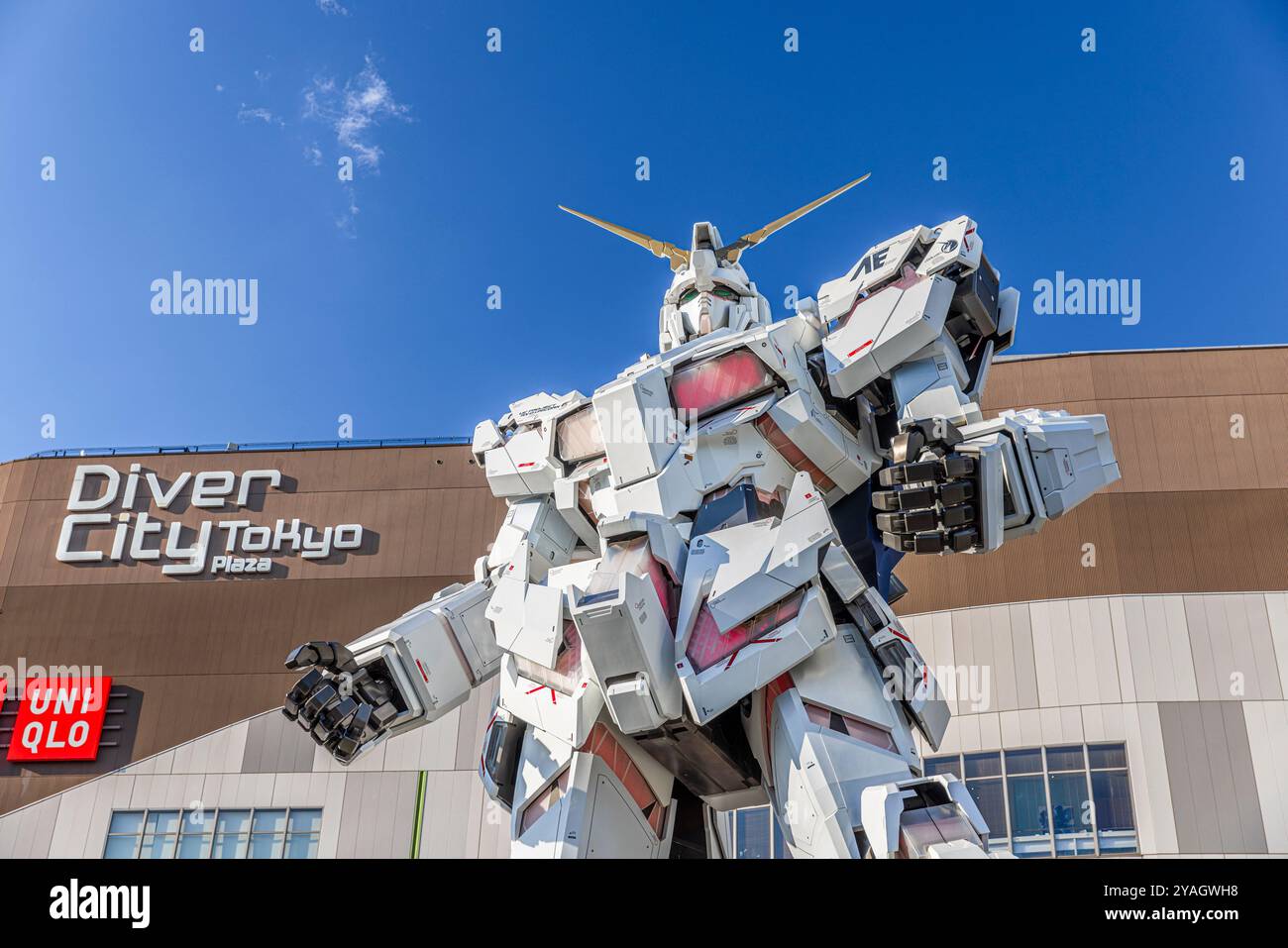 Giant gundam robot standing tokyo plaza shopping mall odaiba, japan ...