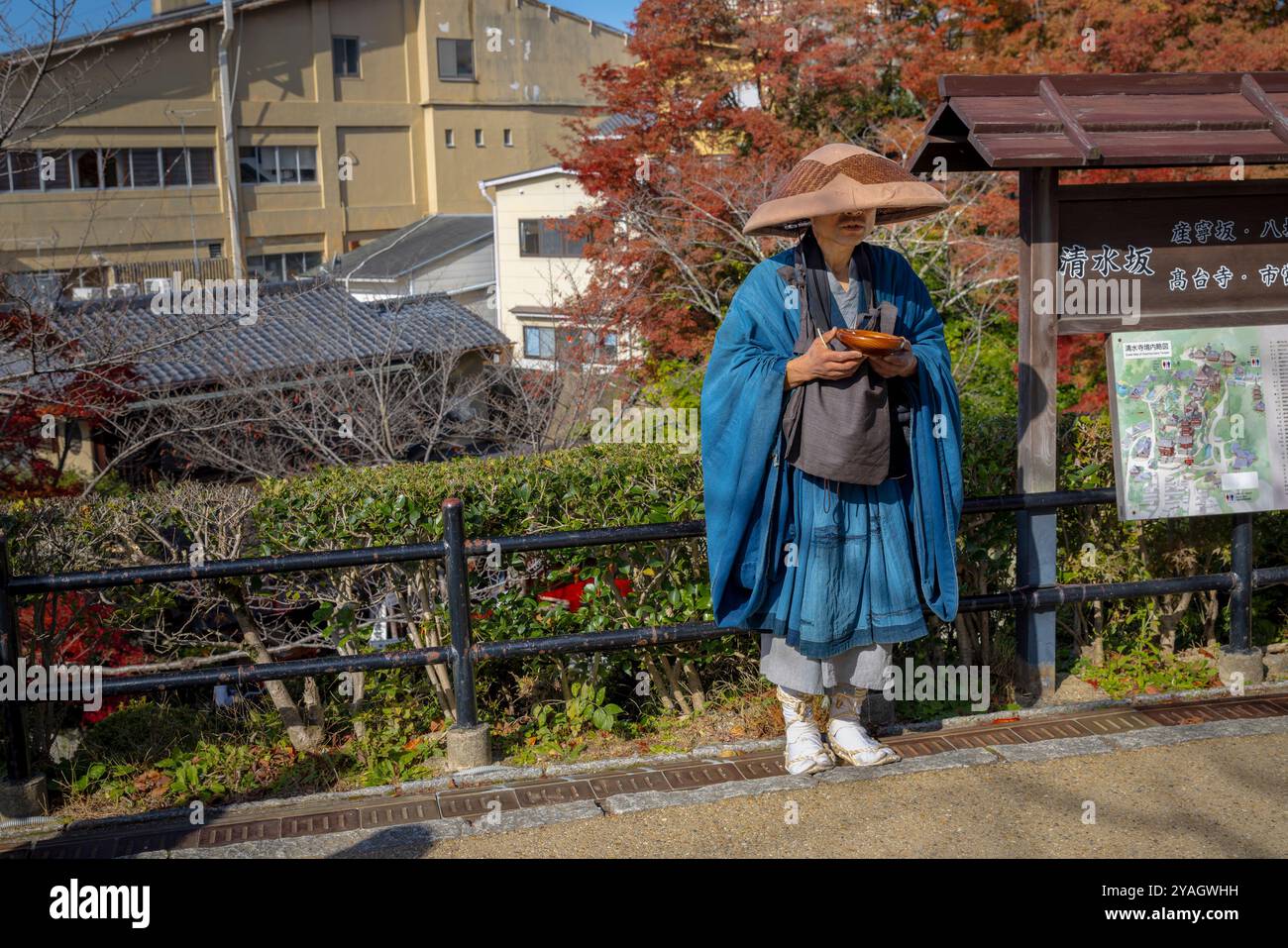 Buddhist monk wearing traditional clothes near Kiyomizu dera Kyoto ...