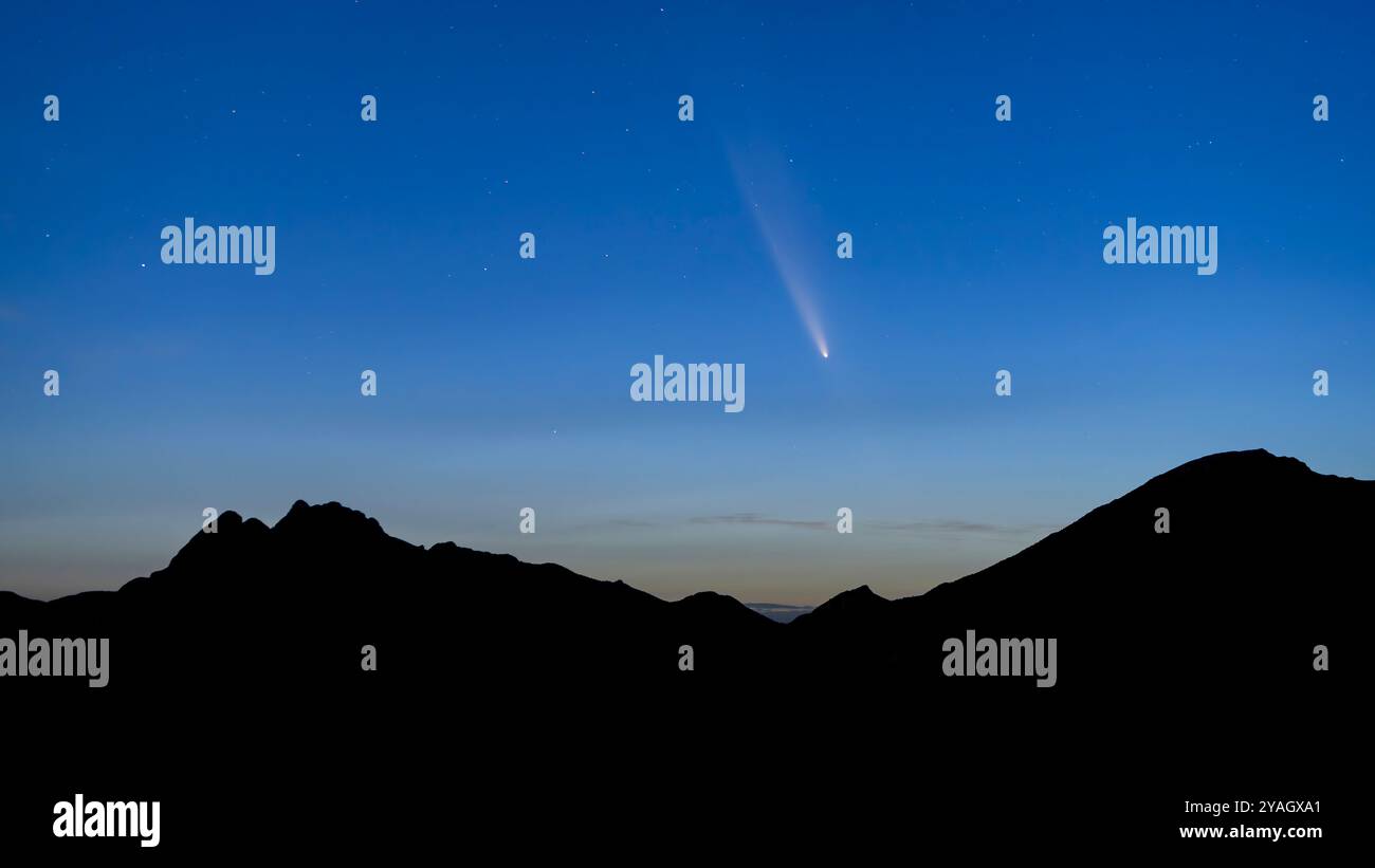 Comet C/2023 A3 Tsuchinshan–ATLAS over Pedraforca and Serra del Cadí ...