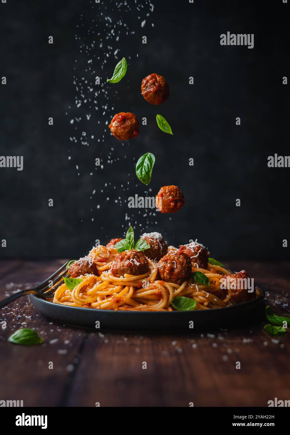 Spaghetti falling on wooden table hi-res stock photography and images ...
