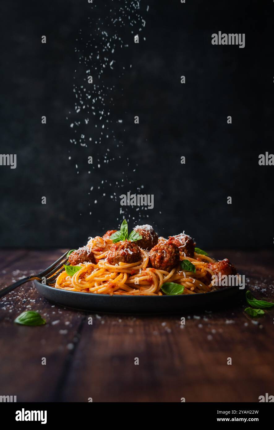 Spaghetti falling on wooden table hi-res stock photography and images ...