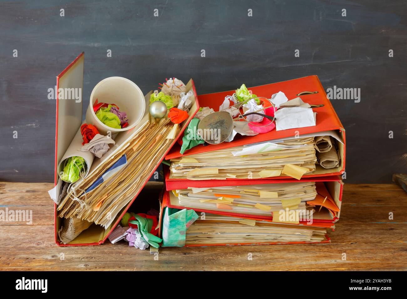 Messy papers hi-res stock photography and images - Alamy