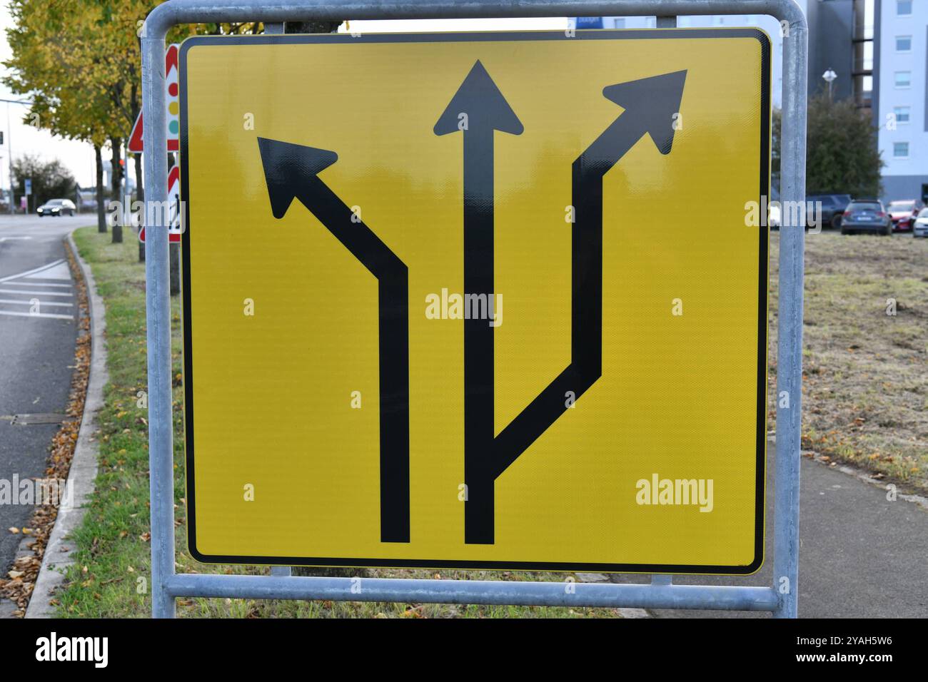 Wegweiser in Luxemburg Stadt am Sonntag 13.10.2024. Das Schild zeigt in ...