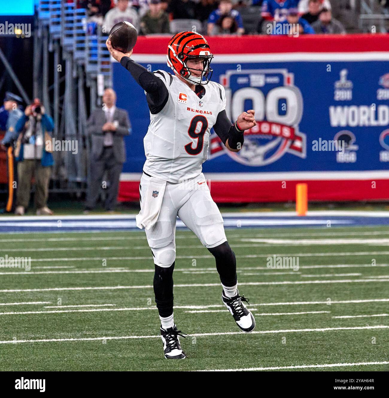 Cincinnati Bengals quarterback Joe Burrow (9) passes during a NFL game ...