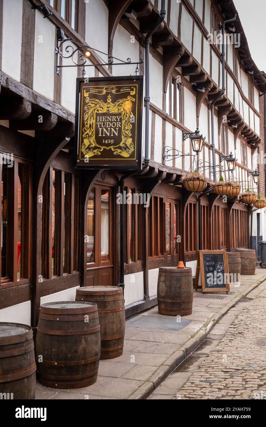 Tudor inn hi-res stock photography and images - Alamy