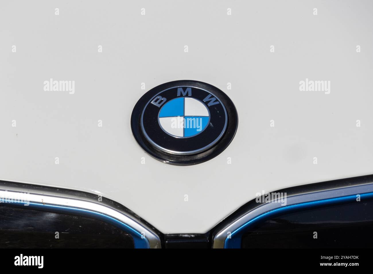 Bmw i8 logo shining on a white car hood in bright sunlight Stock Photo ...