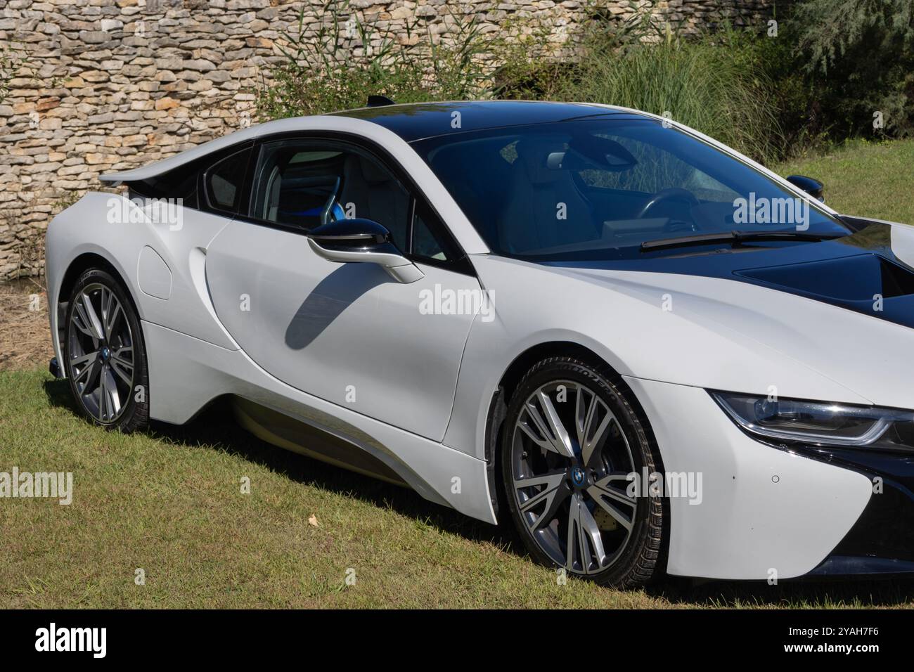 Bmw i8 close up hi-res stock photography and images - Alamy