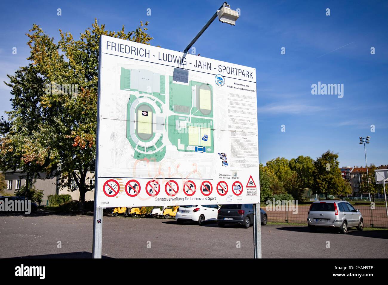 Abrissarbeiten am Friedrich-Ludwig-Jahn Sportpark in Berlin am 8 ...