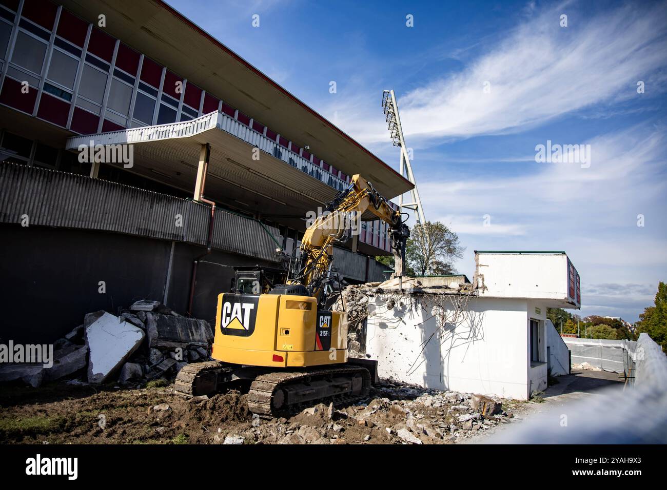 Abrissarbeiten am Friedrich-Ludwig-Jahn Sportpark in Berlin am 8 ...