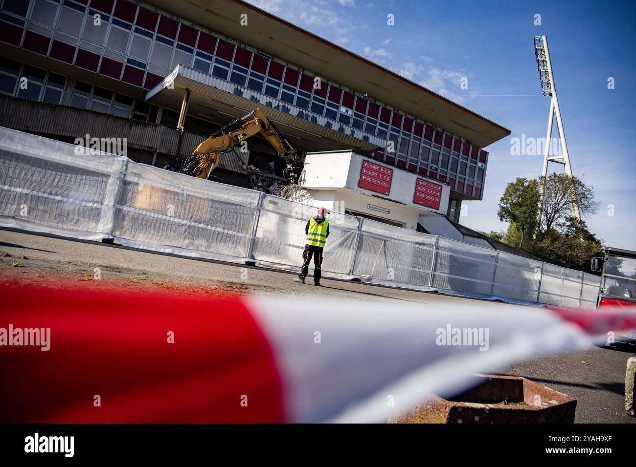 Abrissarbeiten vom Friedrich-Ludwig-Jahn Sportpark in Berlin am 8 ...