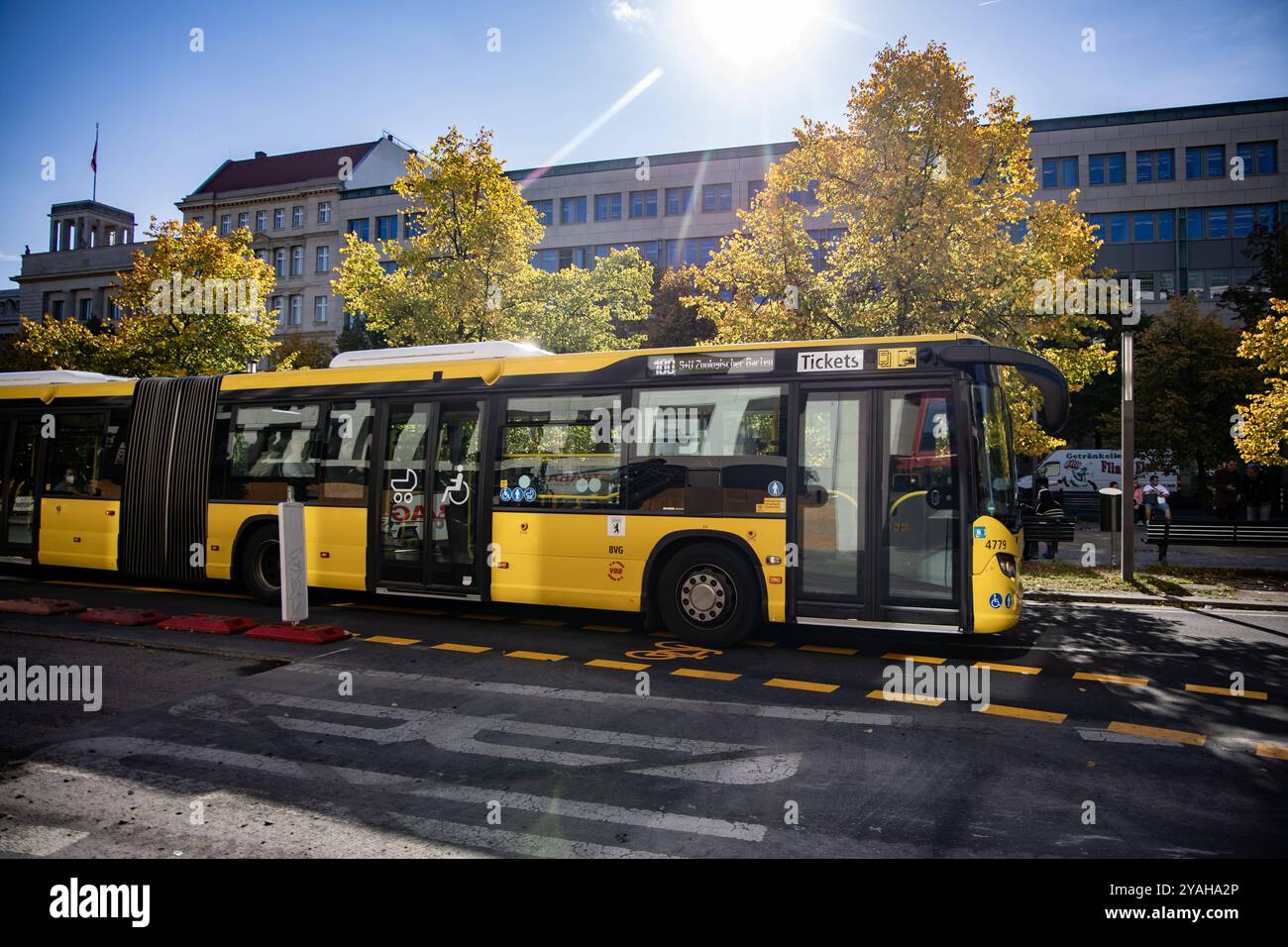 Ein Bus der Linie 100 in der Strasse Unter den Linden in Berlin am 8 ...