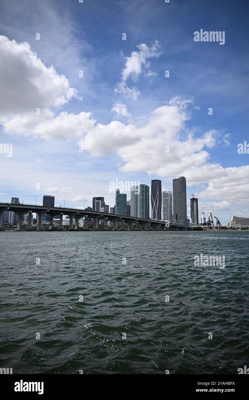 Bustling city miami hi-res stock photography and images - Alamy