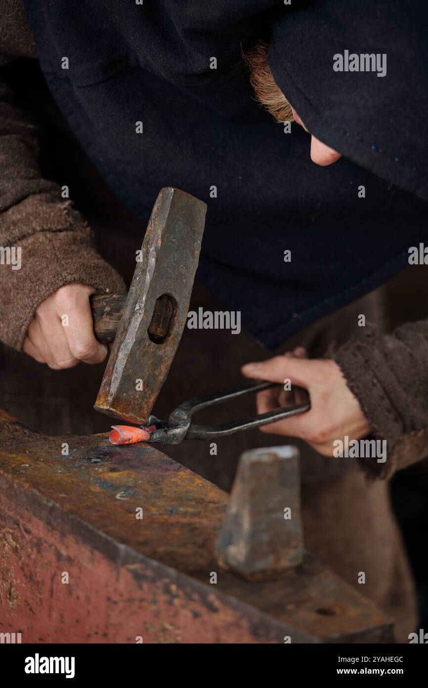 Hot tongs hi-res stock photography and images - Alamy