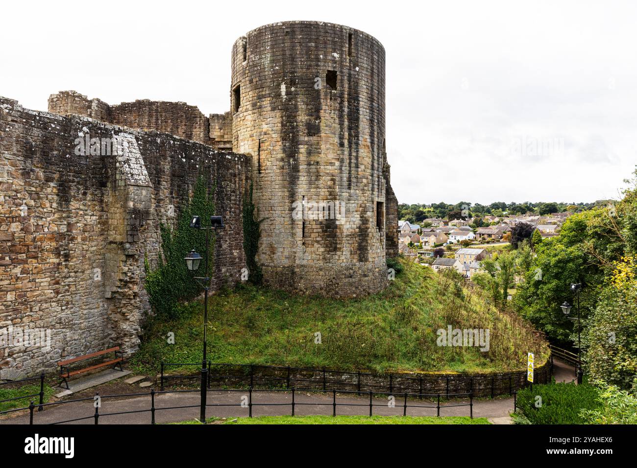 Barnard Castle, Exterior Walls Barnard Castle is a ruined medieval ...