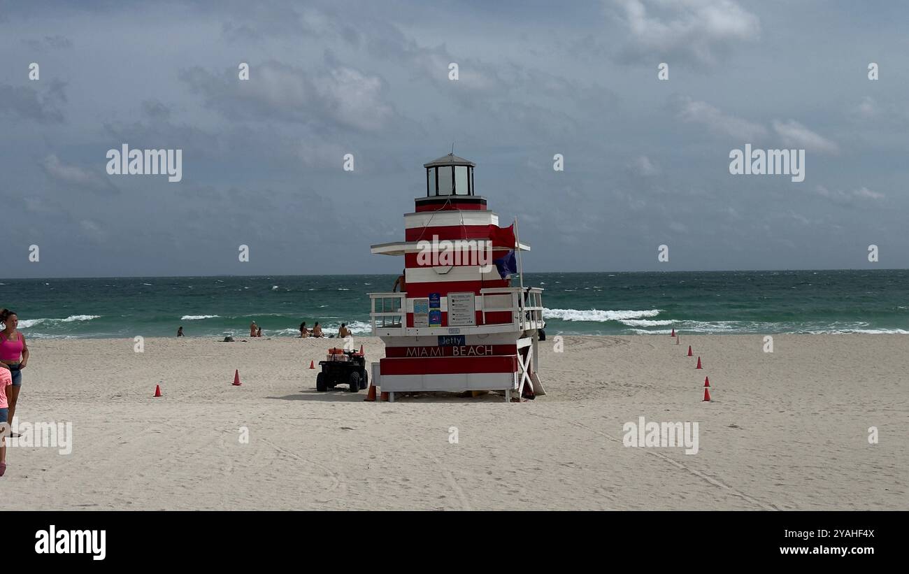 Walking ocean drive miami hi-res stock photography and images - Alamy