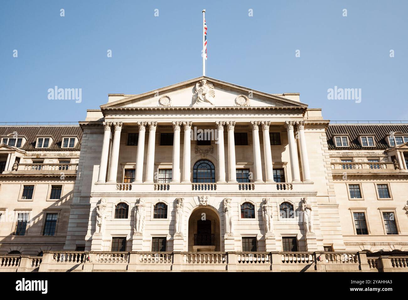 Bank exterior traditional bank office building hi-res stock photography ...