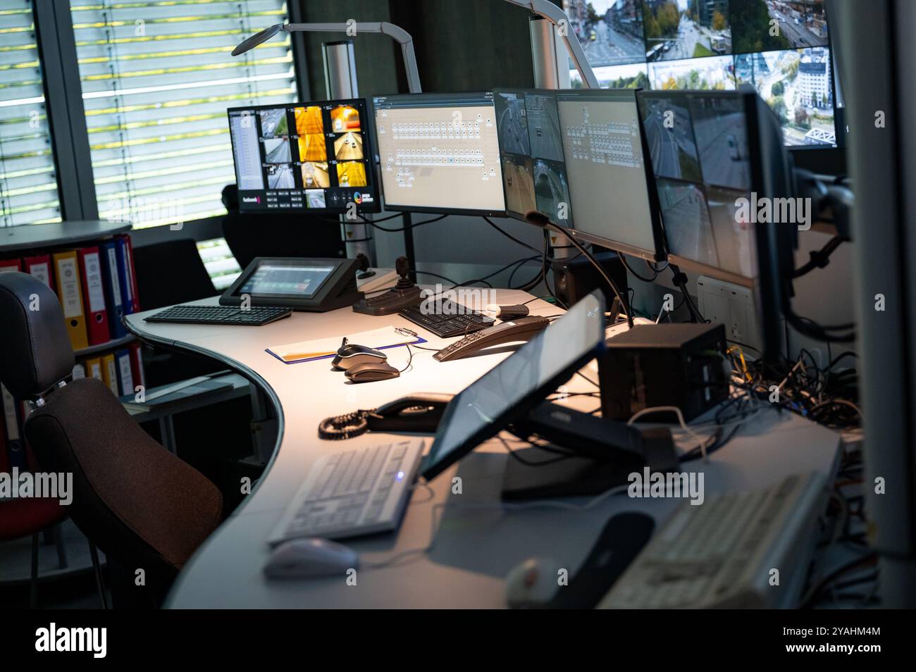 14 October 2024, Hamburg: View of a workstation during a visit by ...
