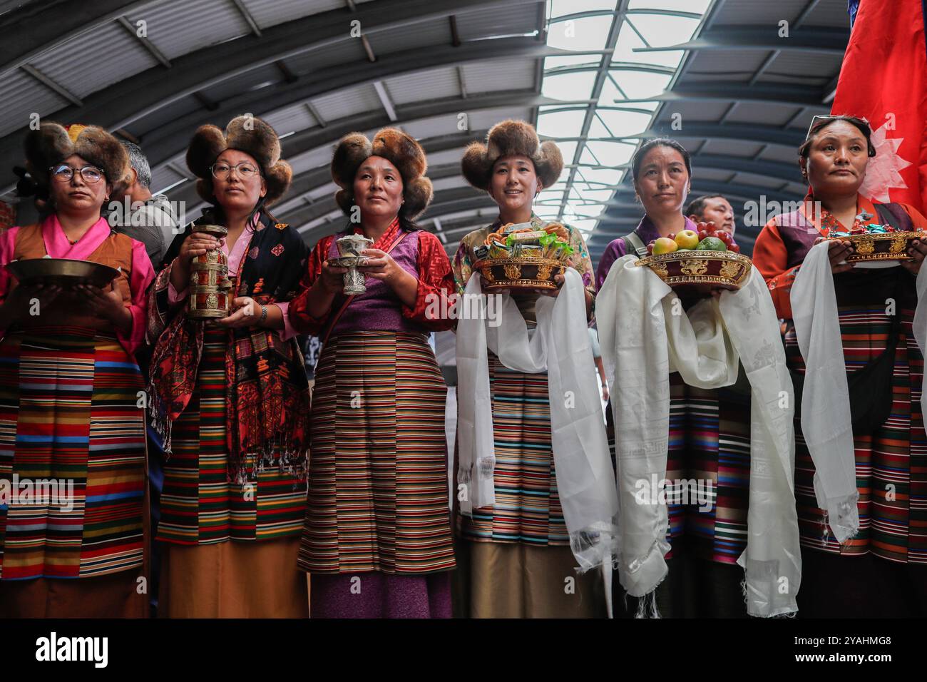 Traditional sherpa attire hi-res stock photography and images - Alamy