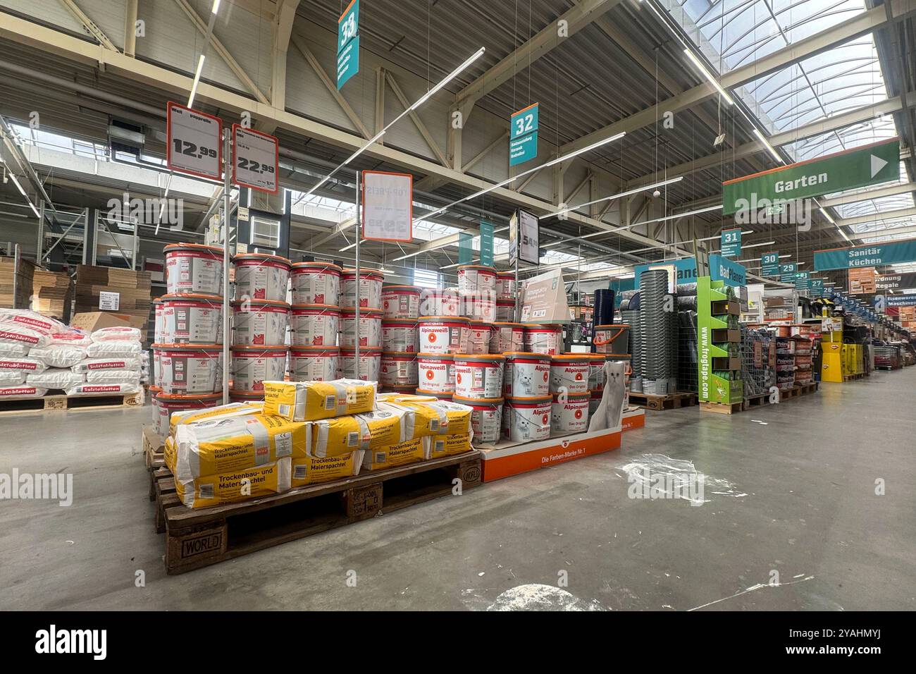 DIY store chain OBI, DIY store, branch in Munich, goods, emulsion paint ...