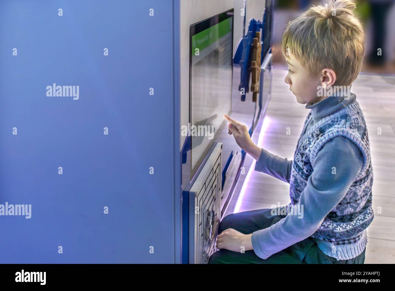 Interactive screen children hi-res stock photography and images - Alamy