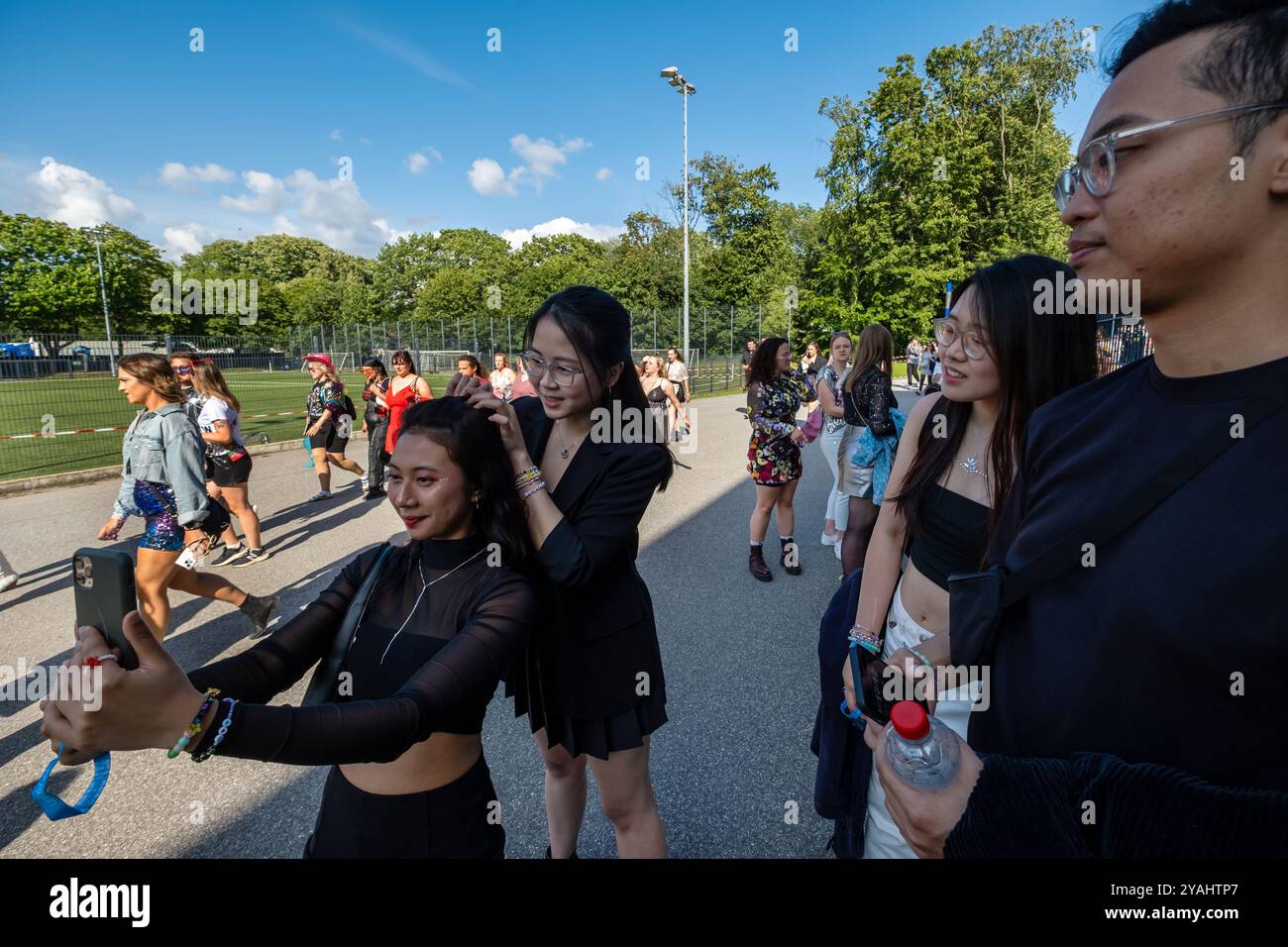 Taylor swift fans dress up hi-res stock photography and images - Alamy