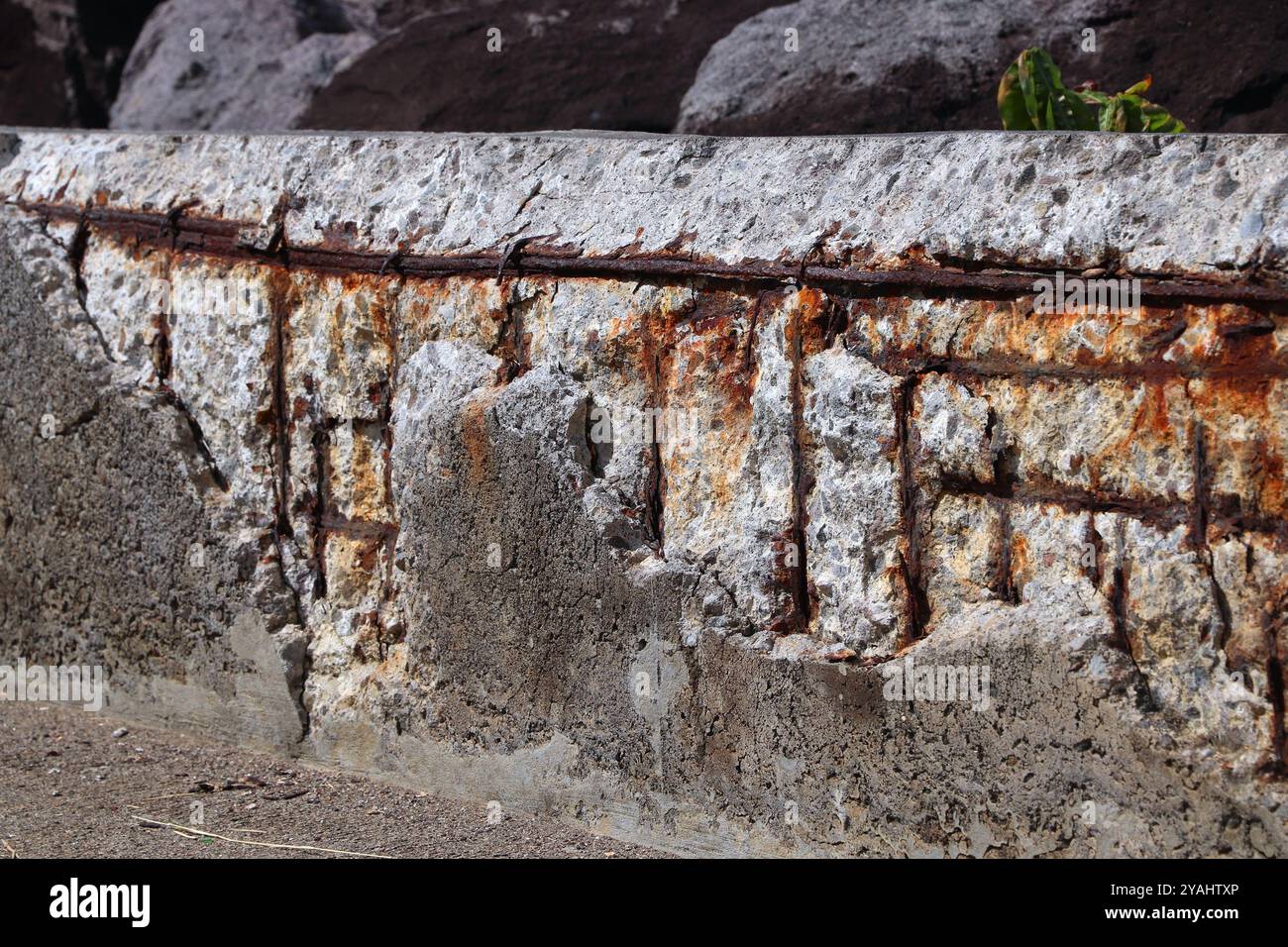 Spalling damage in reinforced concrete in seaside humid salty air ...