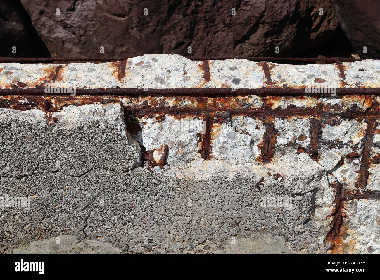 Spalling damage in reinforced concrete in seaside humid salty air ...