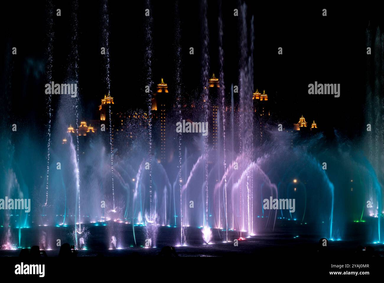 Dubai: Wasserspiele an The Pointe. - Allabendlich faszinieren an der ...