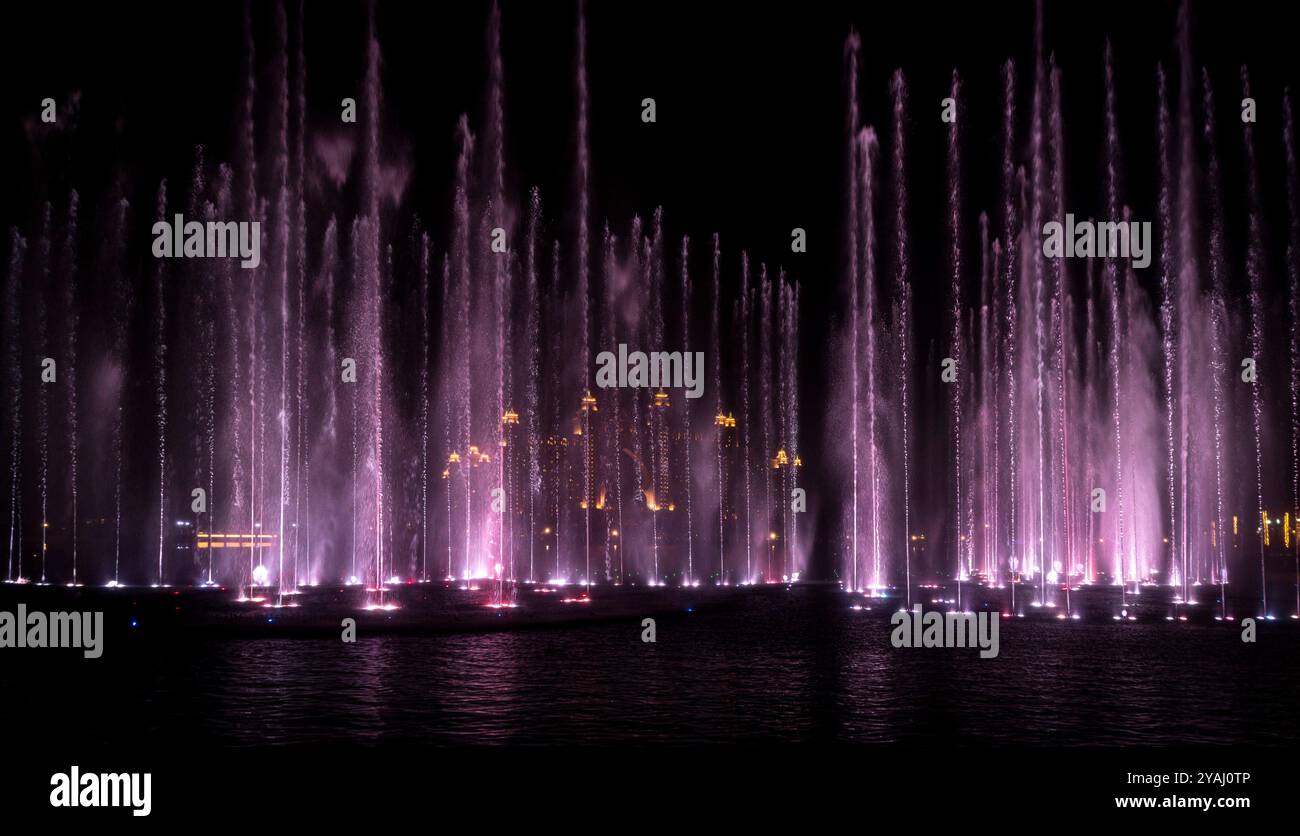 Dubai: Wasserspiele an The Pointe. - Allabendlich faszinieren an der ...