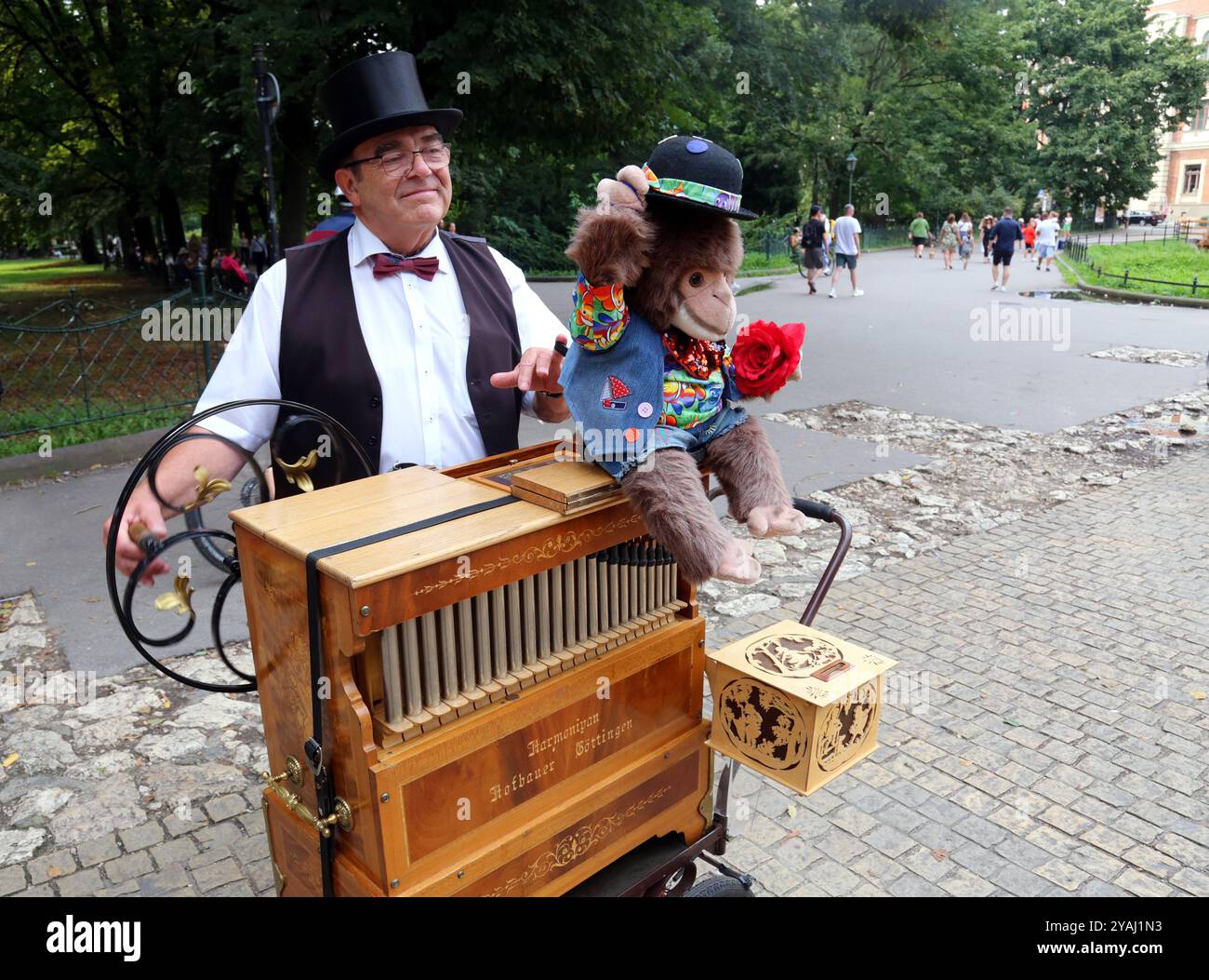 Barrel organ grinder hi-res stock photography and images - Alamy