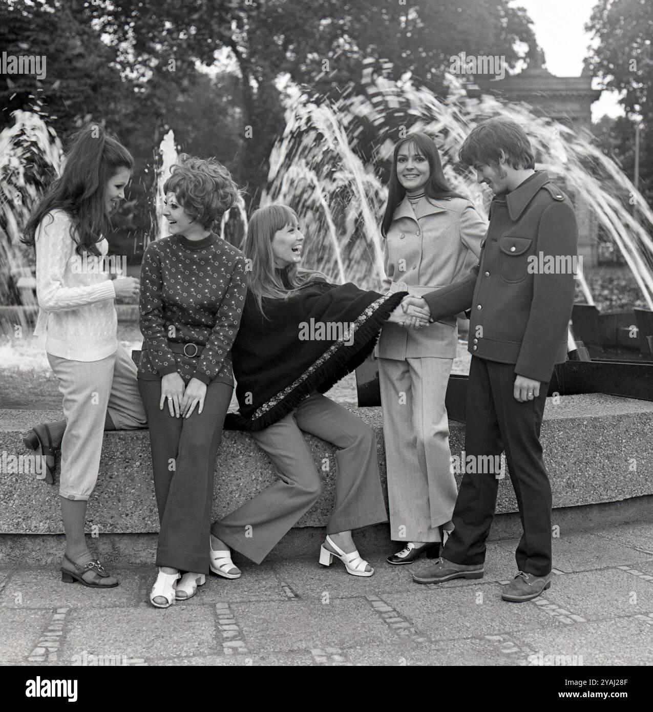 01.07.1971, German Democratic Republic, , Berlin - Werbeaufnahme f¸r Modezeitschriften: Models ...