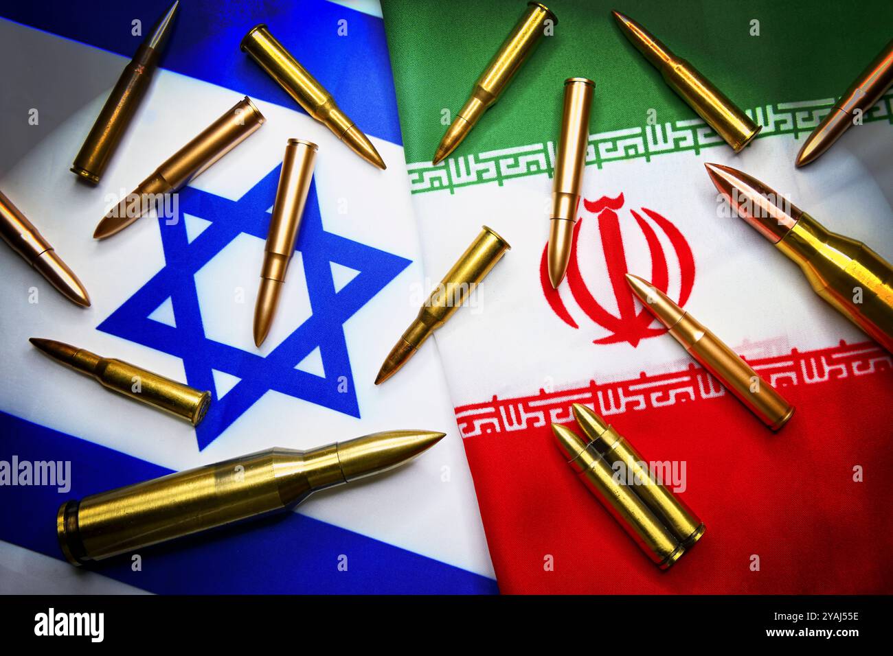 Fahne vom Iran und Israel mit Gewehrpatronen, Symbolfoto für Konflikt ...