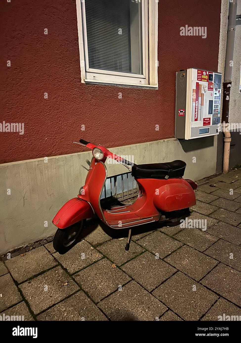 Vintage cigarette vending machine smartphone stock photos and images ...
