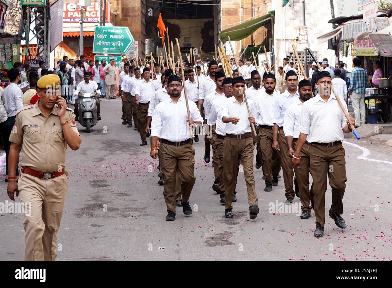 Members of the Hindu nationalist volunteer paramilitary organisation ...