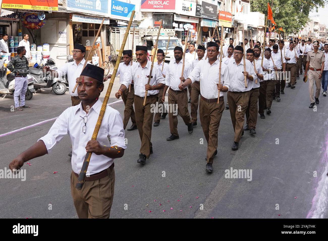 Members of the Hindu nationalist volunteer paramilitary organisation ...