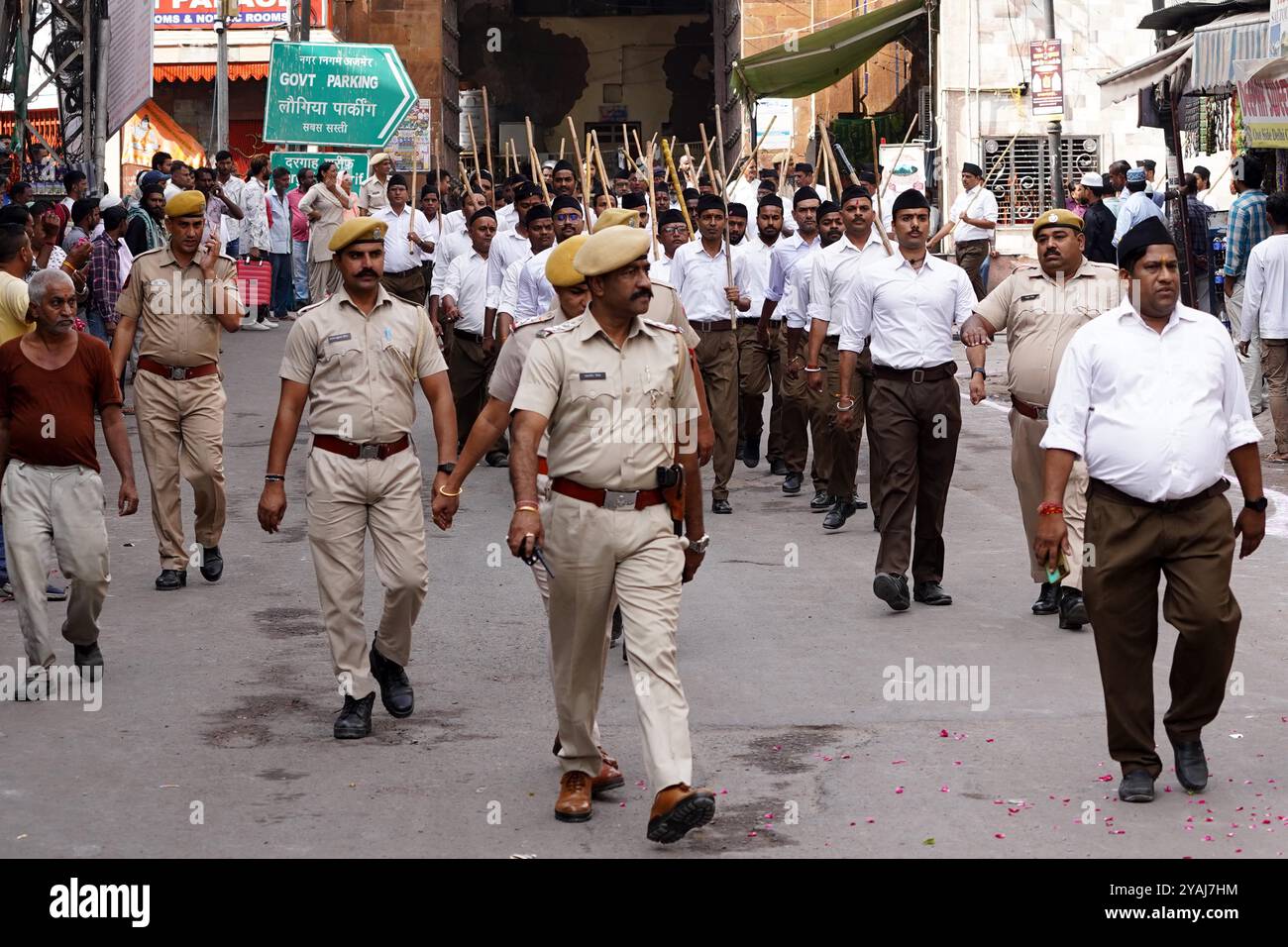 Members of the Hindu nationalist volunteer paramilitary organisation ...