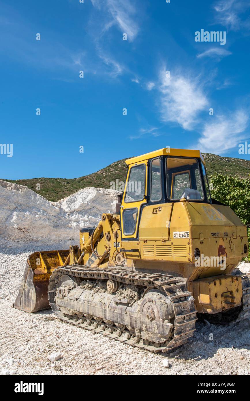 Bucket large jcb tracked digger hi-res stock photography and images - Alamy