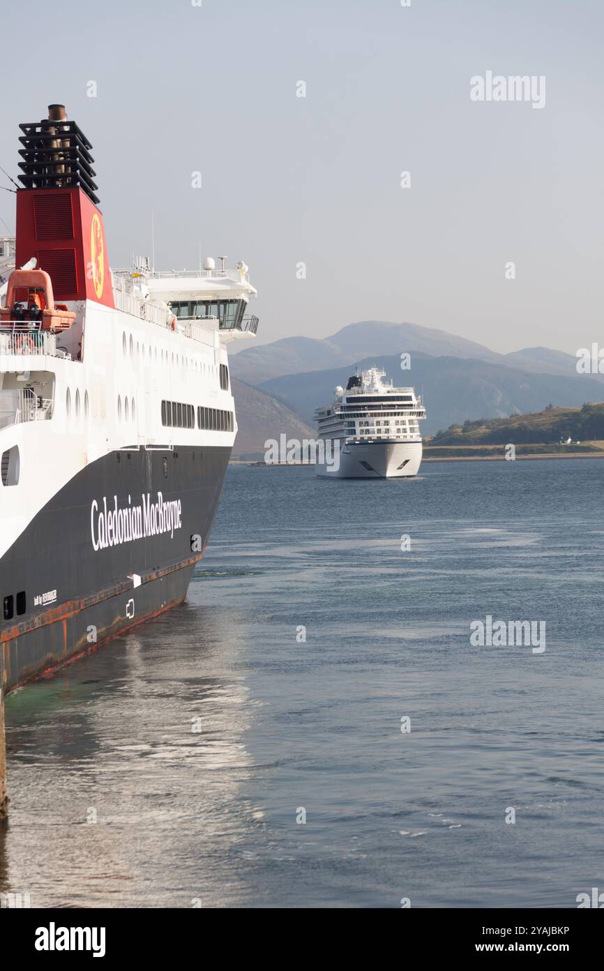 Village of Ullapool, Scotland. The Caledonian MacBrayne (Cal Mac) Loch ...
